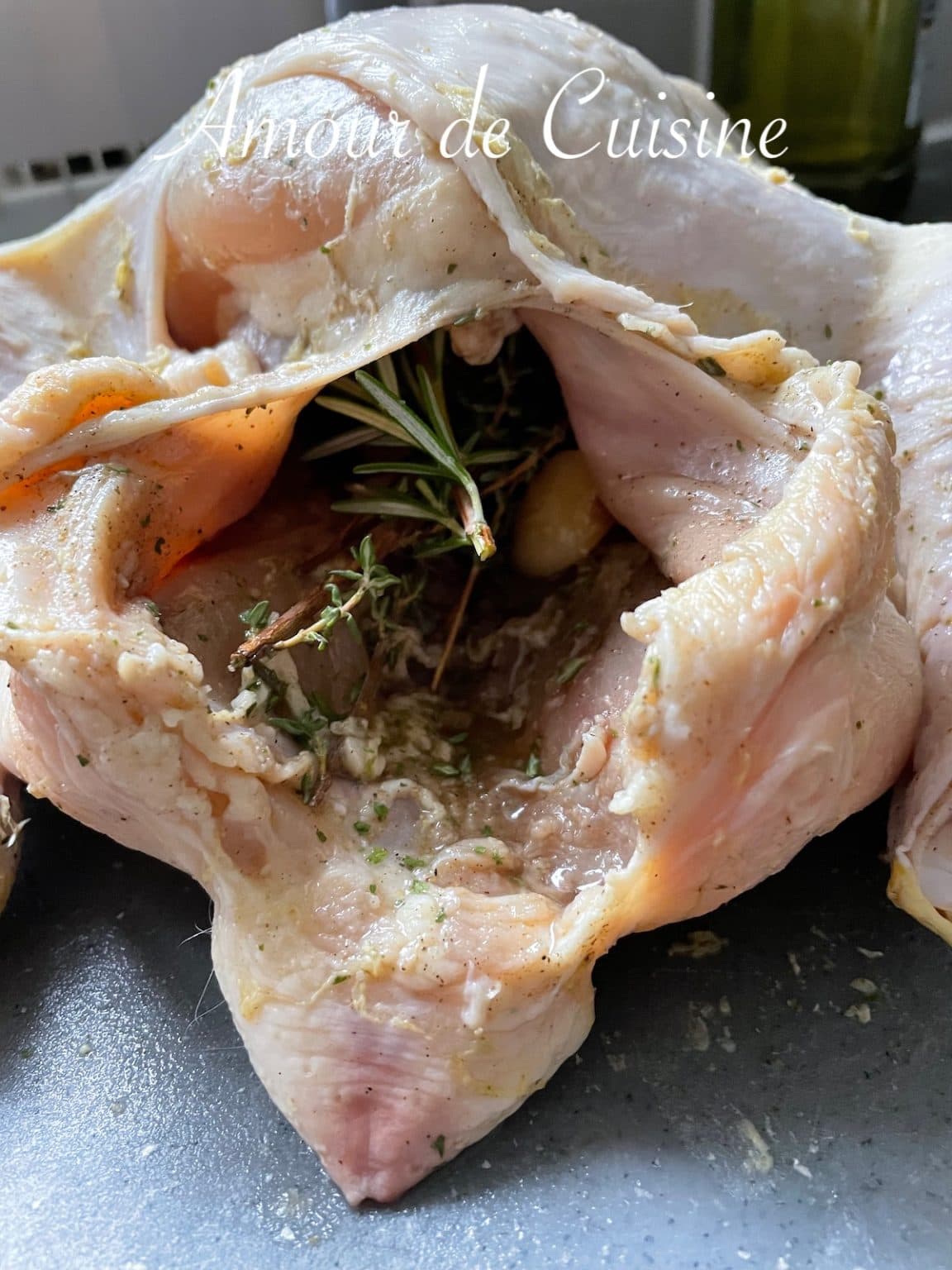 Poulet rôti au four juteux et doré, comme à la rôtisserie